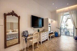 Quarto casal superior, sacada, vista para a cidade | Cofres nos quartos, escrivaninha, cortinas blackout