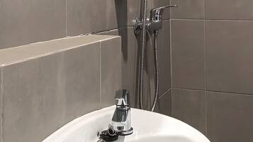 Chuveiro, produtos de toalete grátis, toalhas de banho, shampoo