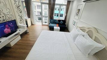 Apartamento Deluxe, 1 cama king-size, varanda, Vista para a cidade | Cofre no quarto, secretária