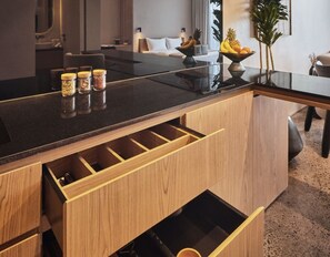 Estúdio Premium | Cozinha privada | Um frigorífico, uma placa de cozinha, uma máquina de lavar louça