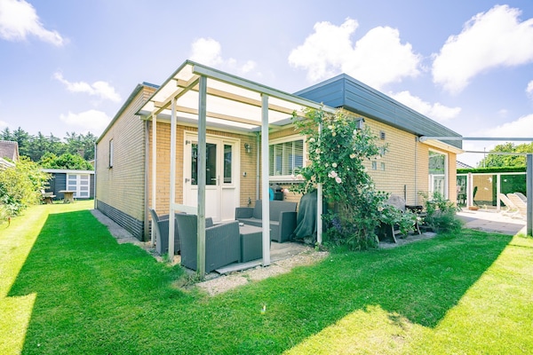 Modernly Furnished 6-person Bungalow In The Seaside Resort Of De Koog - Texel
