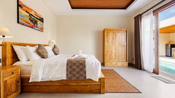 Villa, 2 quartos, pátio, vista para a piscina | Secretária adequada para computadores portáteis