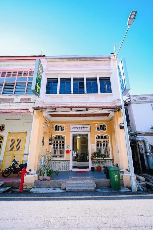 Swing & Pillows @ 75 Chulia St, Georgetown Penang - Penang Island