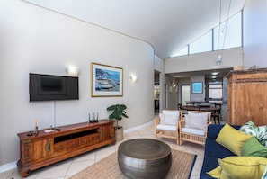 Apartamento luxo, sacada, vista parcial para o mar | Área de estar