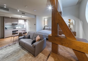 Estúdio (Apartment) | Cofre no quarto, secretária