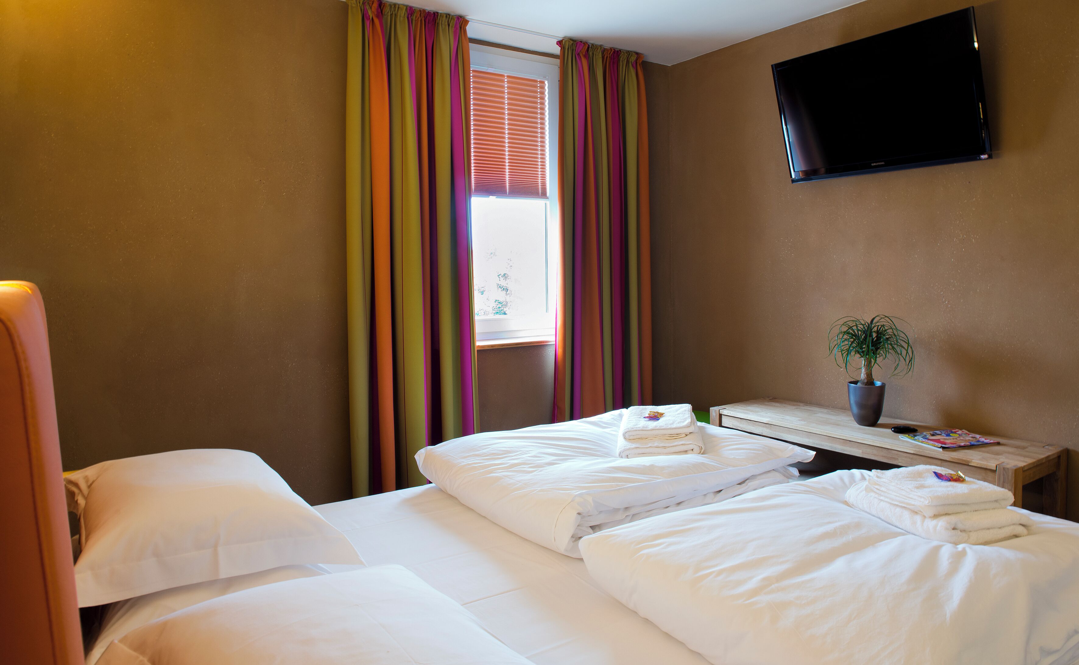 Quarto casal conforto, vista para o pátio | Cofres nos quartos, cortinas blackout, Wi-Fi de cortesia