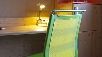 Quarto casal conforto, vista para o pátio | Cofres nos quartos, cortinas blackout, Wi-Fi de cortesia