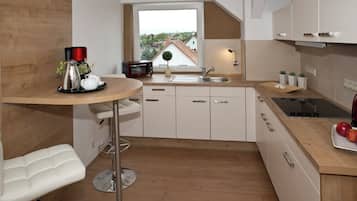 Suíte standard, sacada, vista para o pátio | Cozinha privada