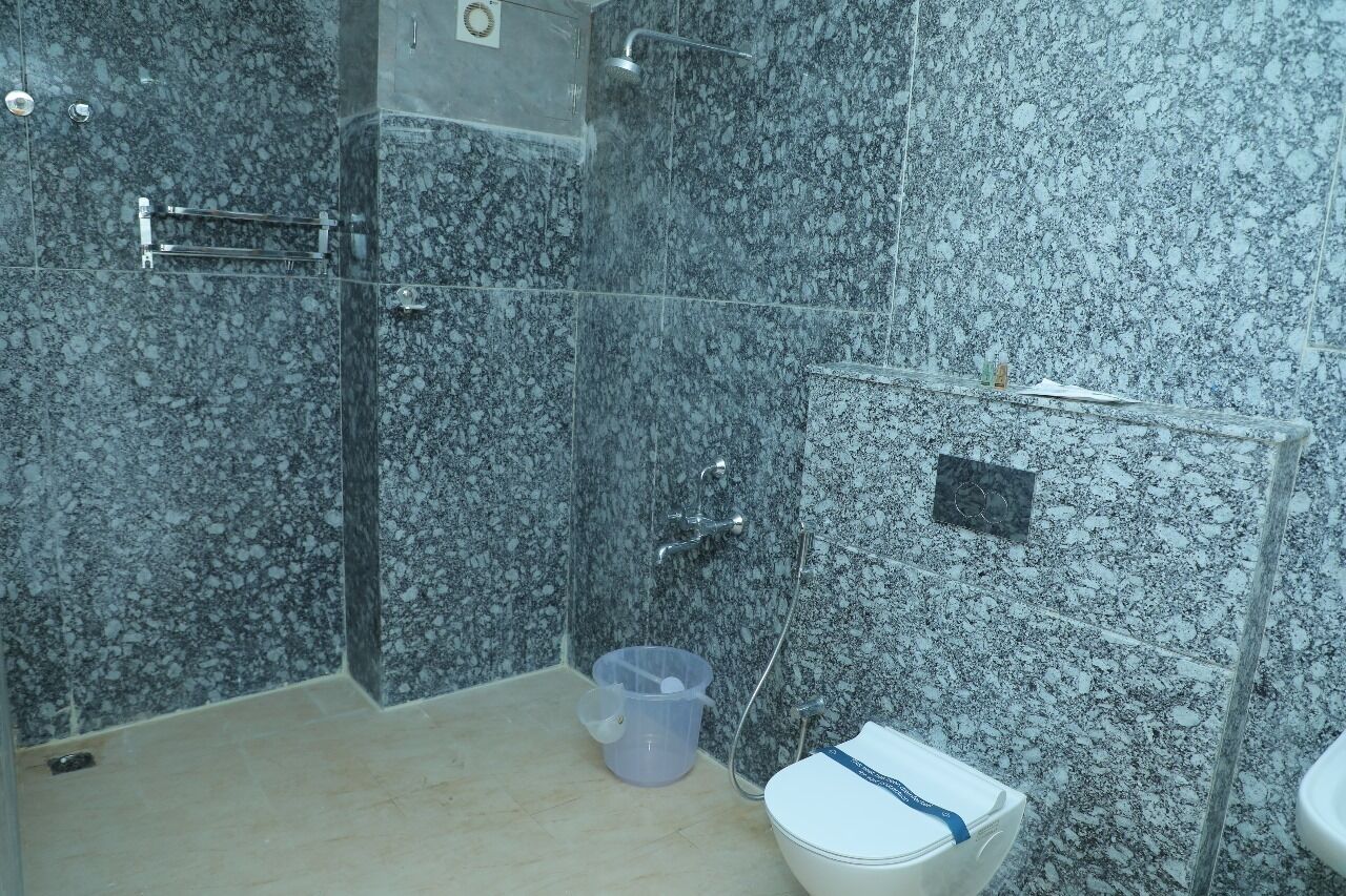 Quarto Duplo Premium | Casa de banho | Um polibã, um chuveiro de hidromassagem 