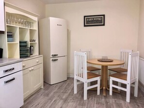 Casa, 4 quartos, sacada, vista para o jardim | Sala de jantar