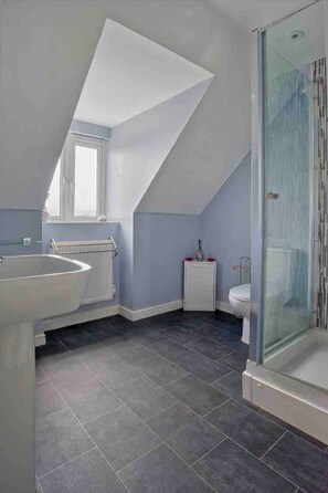 Casa, 4 quartos, sacada, vista para o jardim | Banheiro