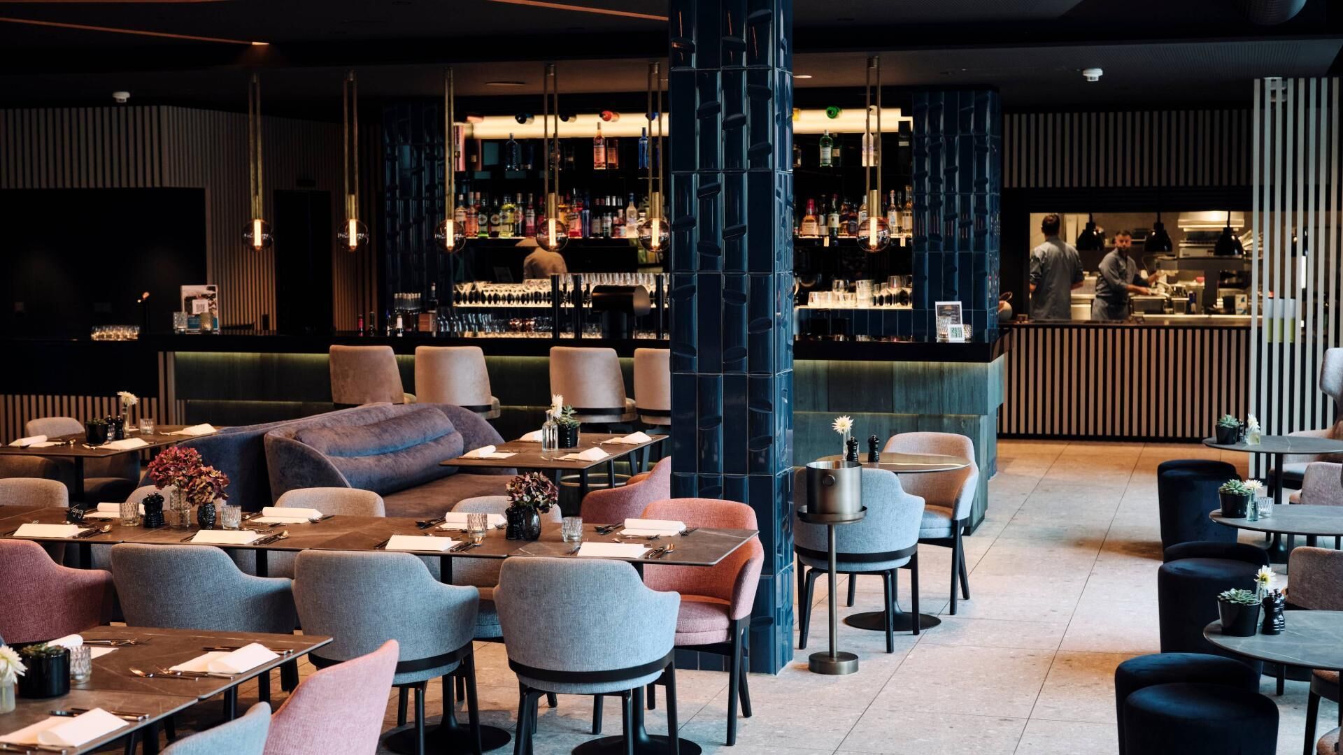 Uma área de bar moderna com assentos e balcão.