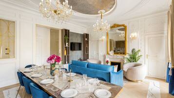 Apartamento, Vista para a cidade | Sala de estar | Smart TV, Netflix, serviços de streaming, escritórios