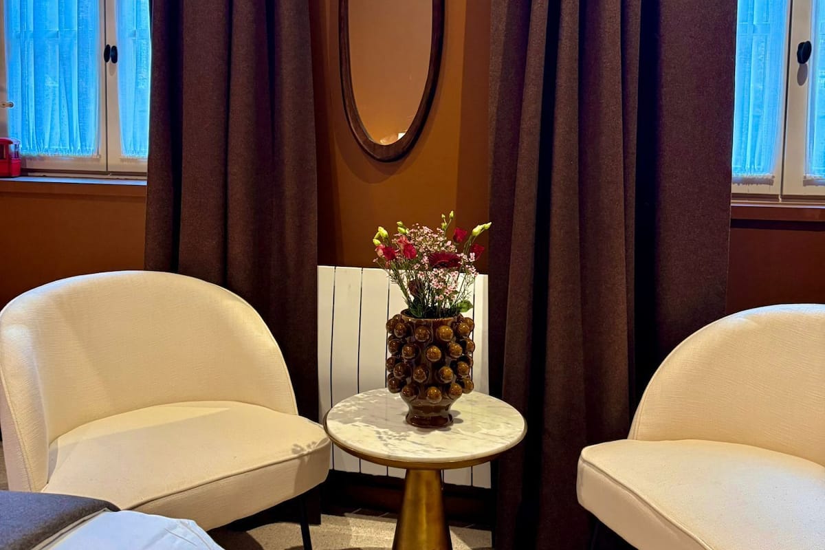 Quarto casal executivo | Cofres nos quartos, escrivaninha, quartos à prova de som