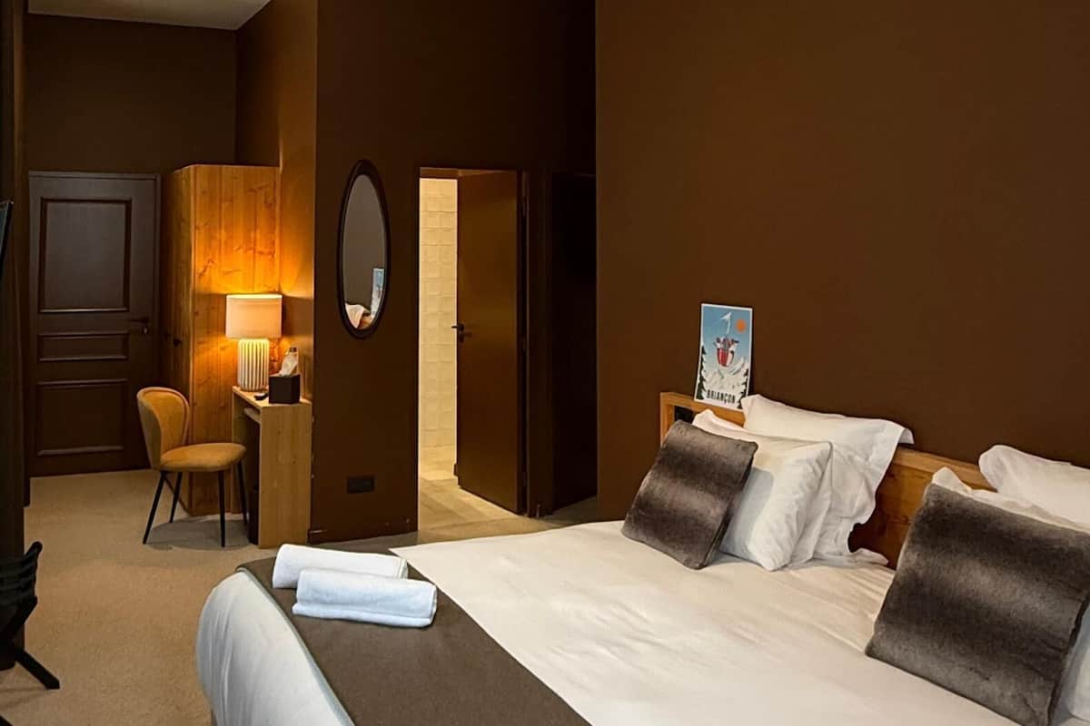 Quarto casal luxo | Cofres nos quartos, escrivaninha, quartos à prova de som