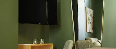 Quarto Duplo Executivo | Roupa de alta qualidade, minibar, cofre no quarto, secretária