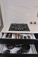 Refrigerador em uma área comum, micro-ondas em uma área comum