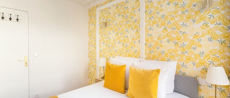 Apartamento, vista para o pátio | Roupa hipoalergénica, camas de colchão pillowtop, cofre no quarto