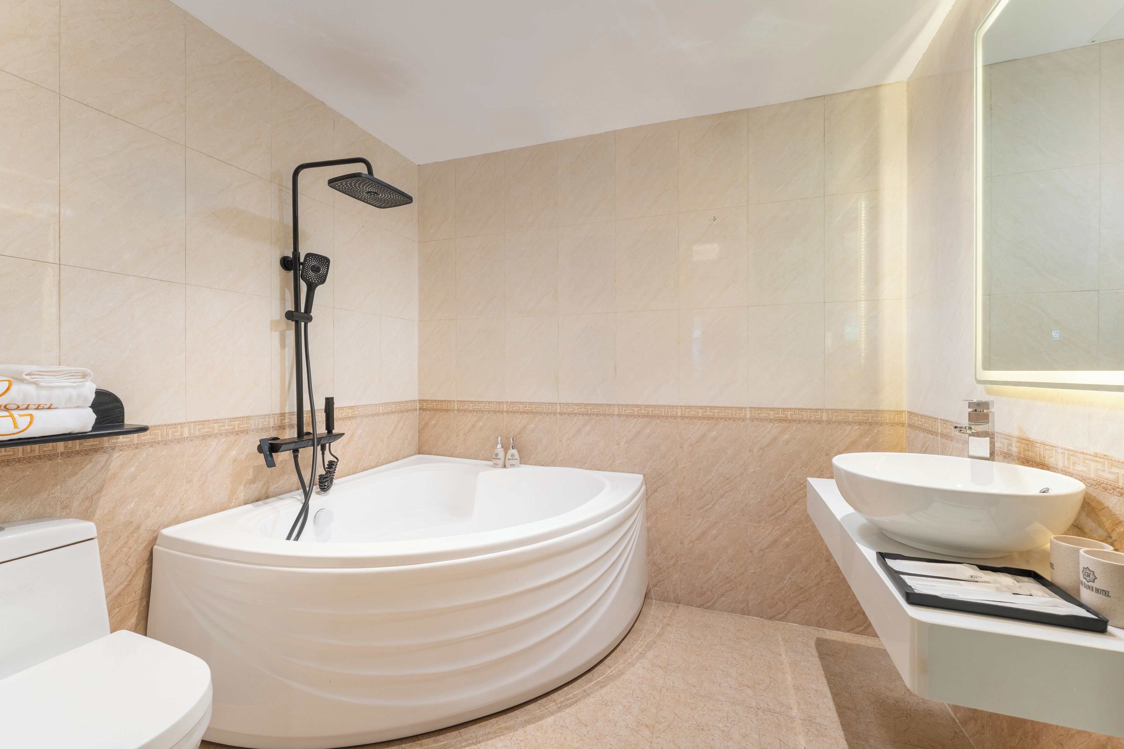 Quarto Duplo de Luxo, Vista para a cidade | Casa de banho | Um polibã, artigos de higiene pessoal grátis, um secador de cabelo 