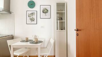 Apartamento, 1 quarto | Cozinha privada | Uma máquina de café expresso, uma cafeteira/bule