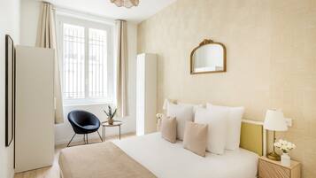 Apartamento | Roupa hipoalergénica, camas de colchão pillowtop, cofre no quarto