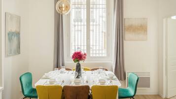 Apartamento | Sala de estar | Smart TV, Netflix, serviços de streaming, escritórios