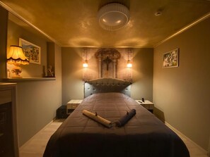 Quarto casal luxo, vista para o pátio | Escrivaninha, espaço de trabalho para notebook, cortinas blackout