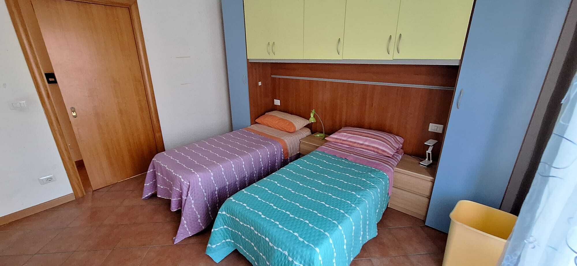 Edredões de penas, secretária, cortinas/cortinados opacos, Wi-fi grátis 