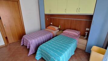 Edredões de penas, secretária, cortinas/cortinados opacos, Wi-fi grátis