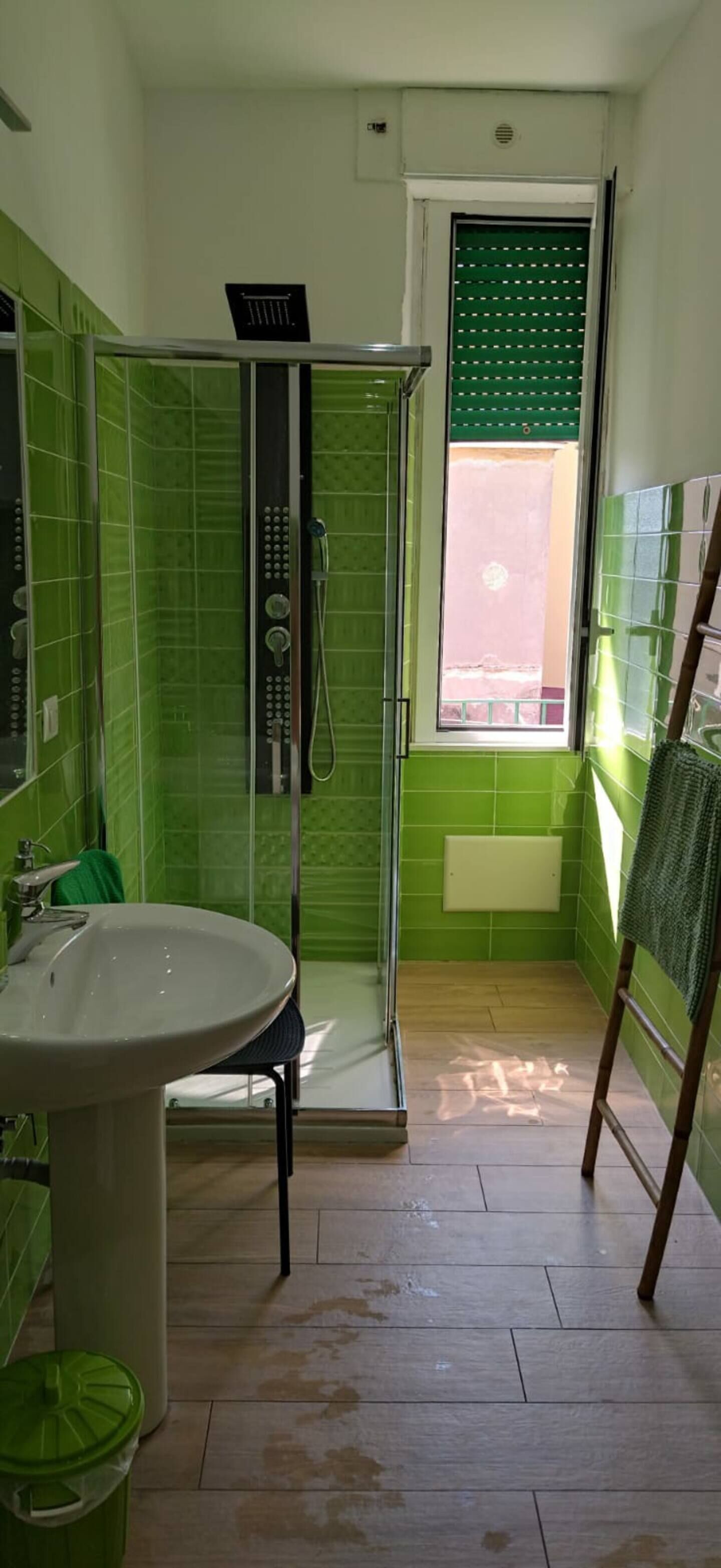 Um polibã, um chuveiro de hidromassagem, um secador de cabelo, um bidé 