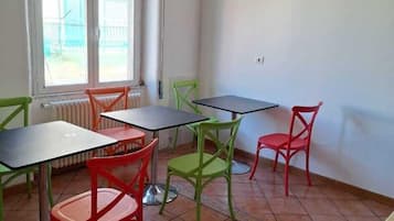 Apartamento, casa de banho anexa, Vista para a cidade (Domus Baiano) | Cozinha partilhada | Minifrigorífico, um micro-ondas, uma placa de cozinha