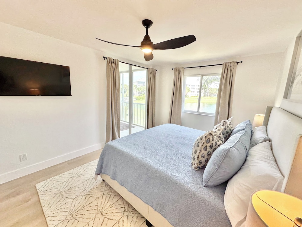 Jupiter Beach Retreat - WALK TO BEACH AND HEATED POOLS! - Jupiter | Stayz