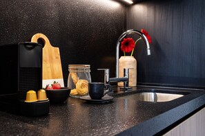 Um frigorífico, um micro-ondas, uma placa de cozinha 