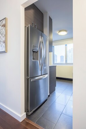 Apartamento família, 3 quartos, cozinha, vista para a cidade | Cozinha privada | Geladeira grande, micro-ondas, fogão, cooktop