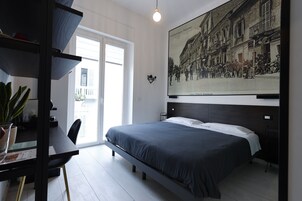 Quarto casal ou duplo conforto, 1 cama Queen, banheiro privativo, vista para a cidade | Cofres nos quartos, espaço de trabalho para notebook