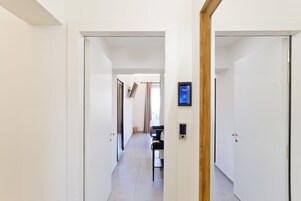 Quarto Duplo ou Twin Comfort, 1 cama queen-size, varanda, Vista para a cidade | Sala de estar | Televisor de 43 polegadas com canais digitais 