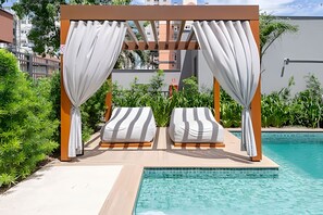 Apartamento Básico | Piscina | Piscina exterior, da(s) 8:00 à(s) 22:00, espreguiçadeiras