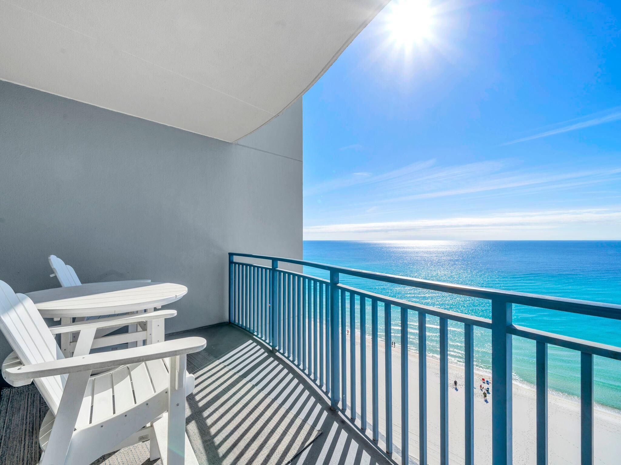 Uma varanda com vista para o oceano e a praia.