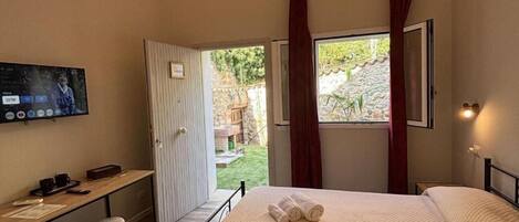 GOLDEN JASMINE | Com decoração personalizada, secretária