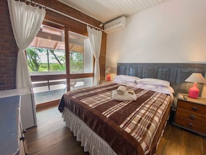 Quarto Triplo Básico, varanda, vista para a montanha | Ferro/tábua de engomar, Wi-fi grátis