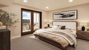 Quarto com uma cama grande, uma mesa de cabeceira, uma luminária, uma obra de arte emoldurada na parede e uma porta que dá para uma varanda.