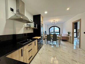 Apartamento família, vista para a cidade | Cozinha privada | Geladeira grande, fogão