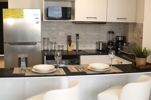 Apartamento Exclusivo, 1 cama queen-size, vista para a piscina | Cozinha privada | Utensílios de cozinha 