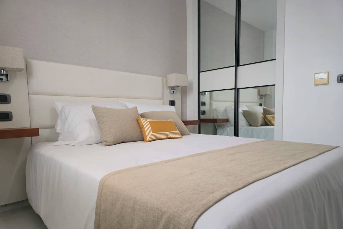 Apartamento Exclusivo, 2 quartos, vista para a piscina | Cortinas/cortinados opacos, ferro/tábua de engomar, Wi-fi grátis