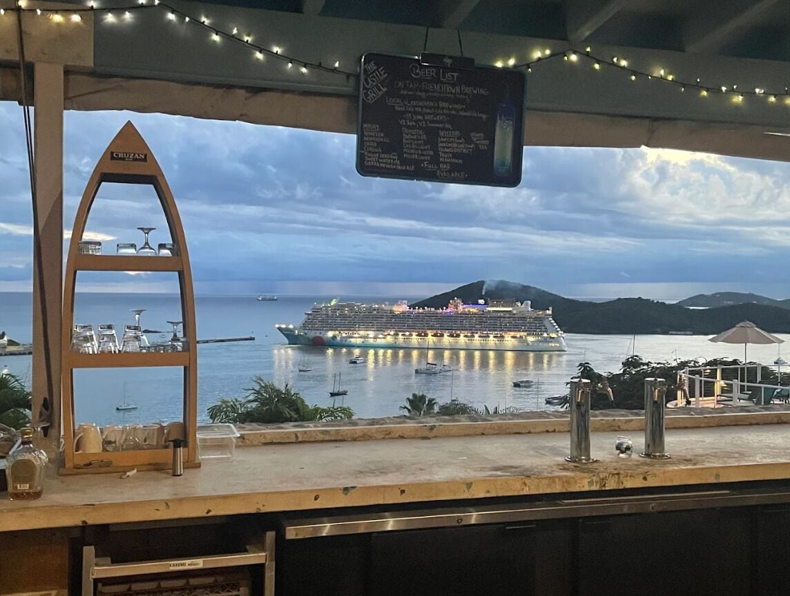 Serviço de café da manhã e almoço, vistas para a piscina 