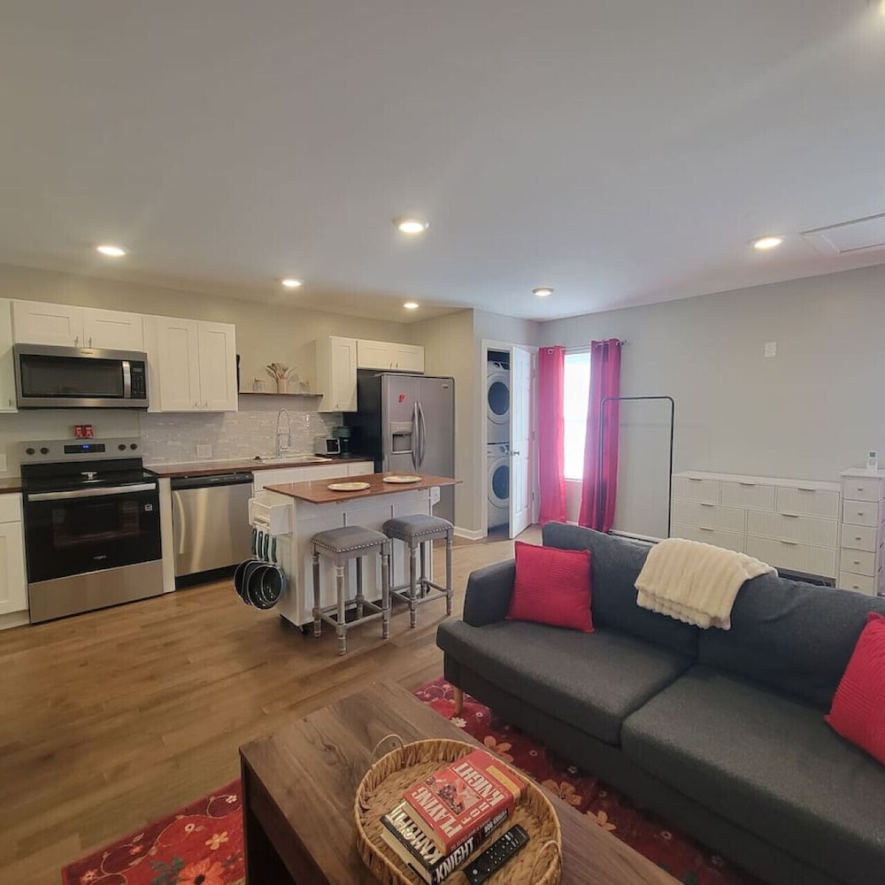 Modern Carriage House Escape Rest Work Explore - Indianapolis, IN