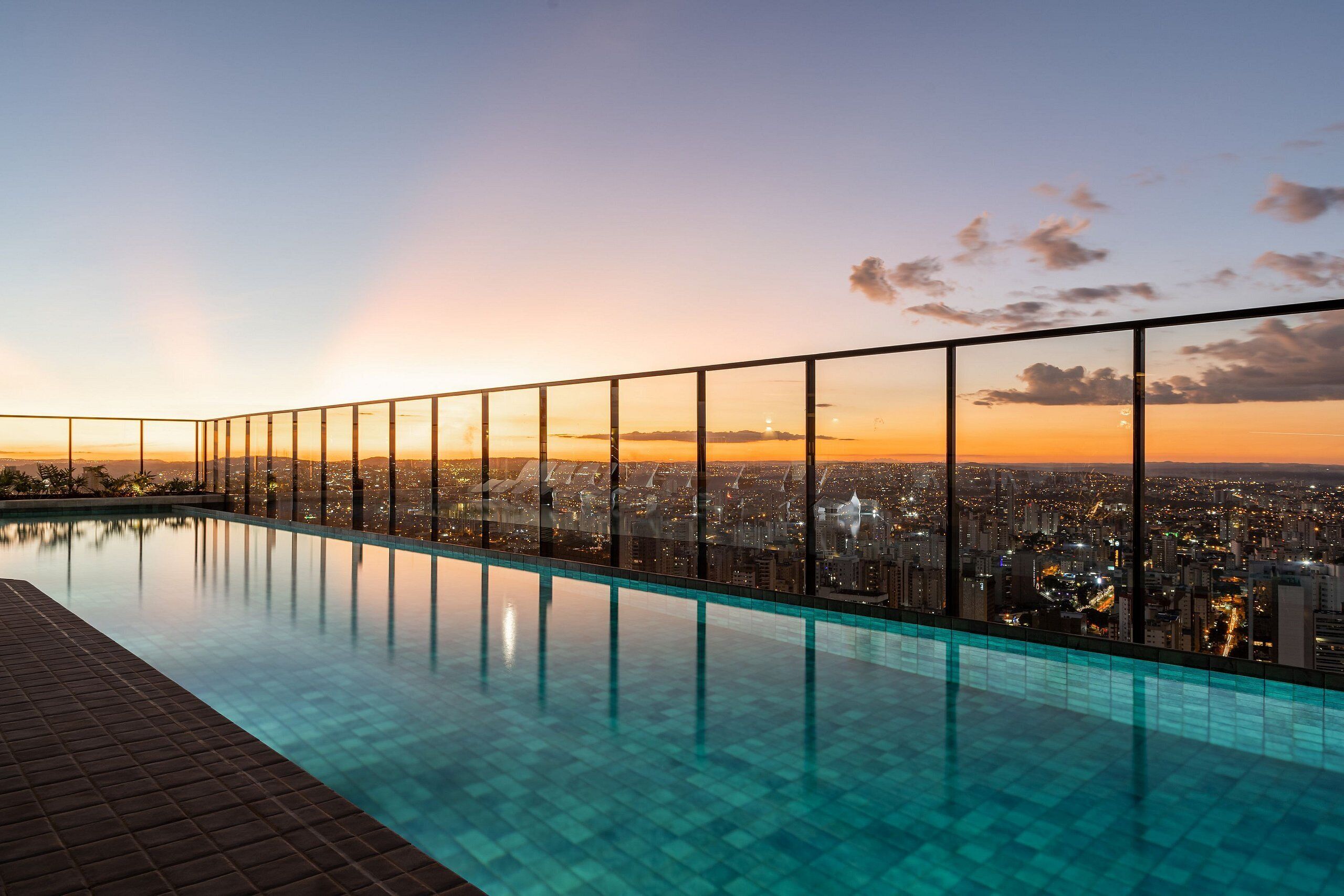 2 piscinas externas, funciona das 8h às 23h, guarda-sóis