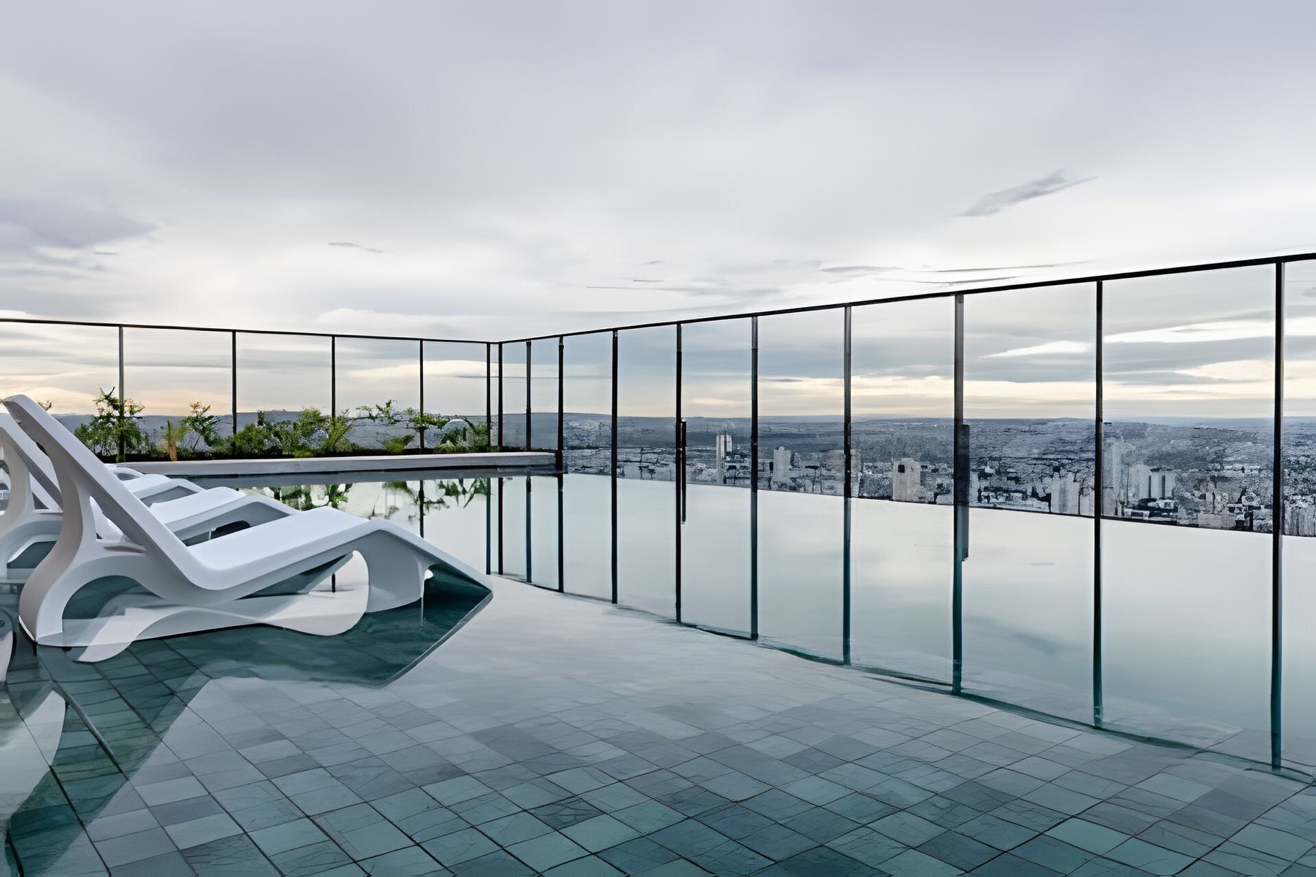 Apartamento luxo | Piscina | 2 piscinas externas, funciona das 8h às 23h, guarda-sóis