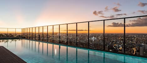 Apartamento Exclusivo | Piscina | 2 piscinas exteriores, da(s) 8:00 à(s) 23:00, guarda-sóis