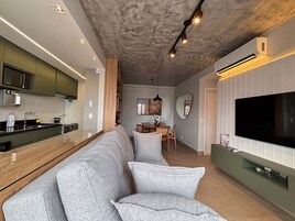 Apartamento Familiar | Sala de estar | Smart TV de 40 polegadas com canais digitais, filmes pagos